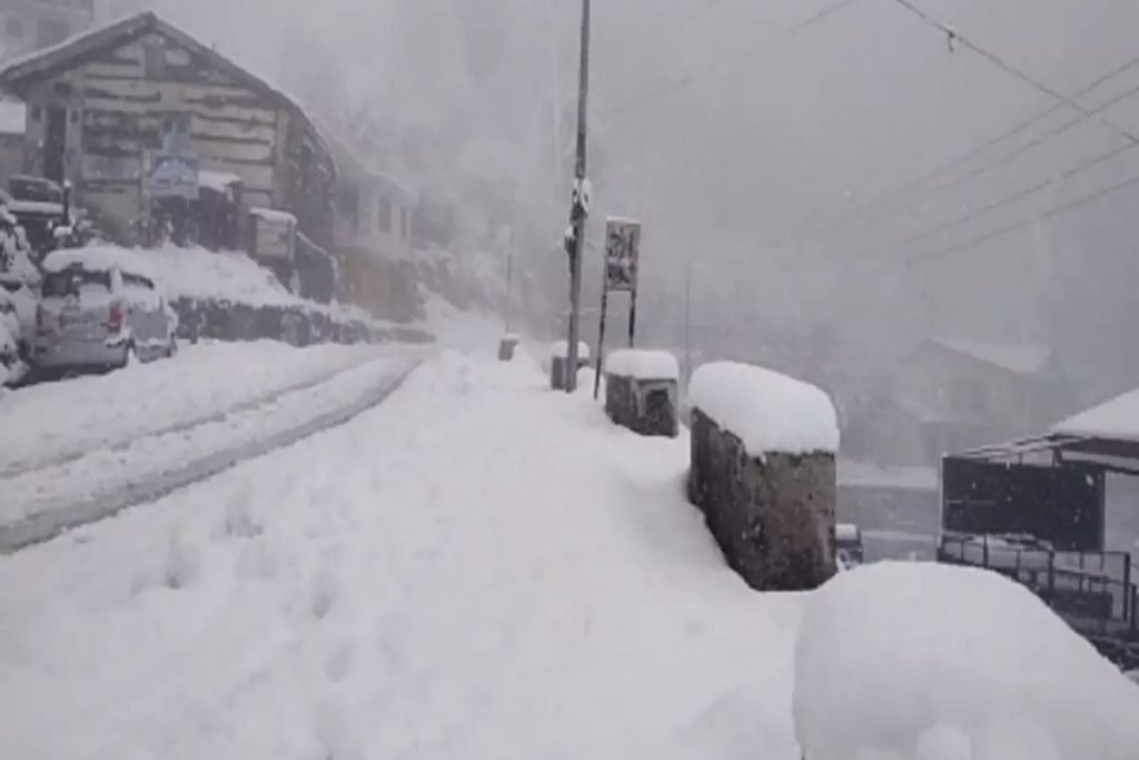 Heavy Snowfall In Manali, Over 500 Tourists Stranded - travelobiz
