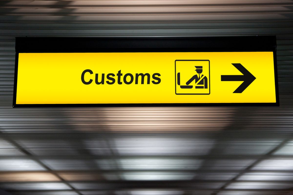 UAE Tightens Customs Rules for Travellers Carrying Over Dh60,000 in ...